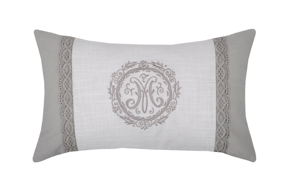 Coussin 30x50cm gris avec dentelle et écusson brodé en coton MARIE ...
