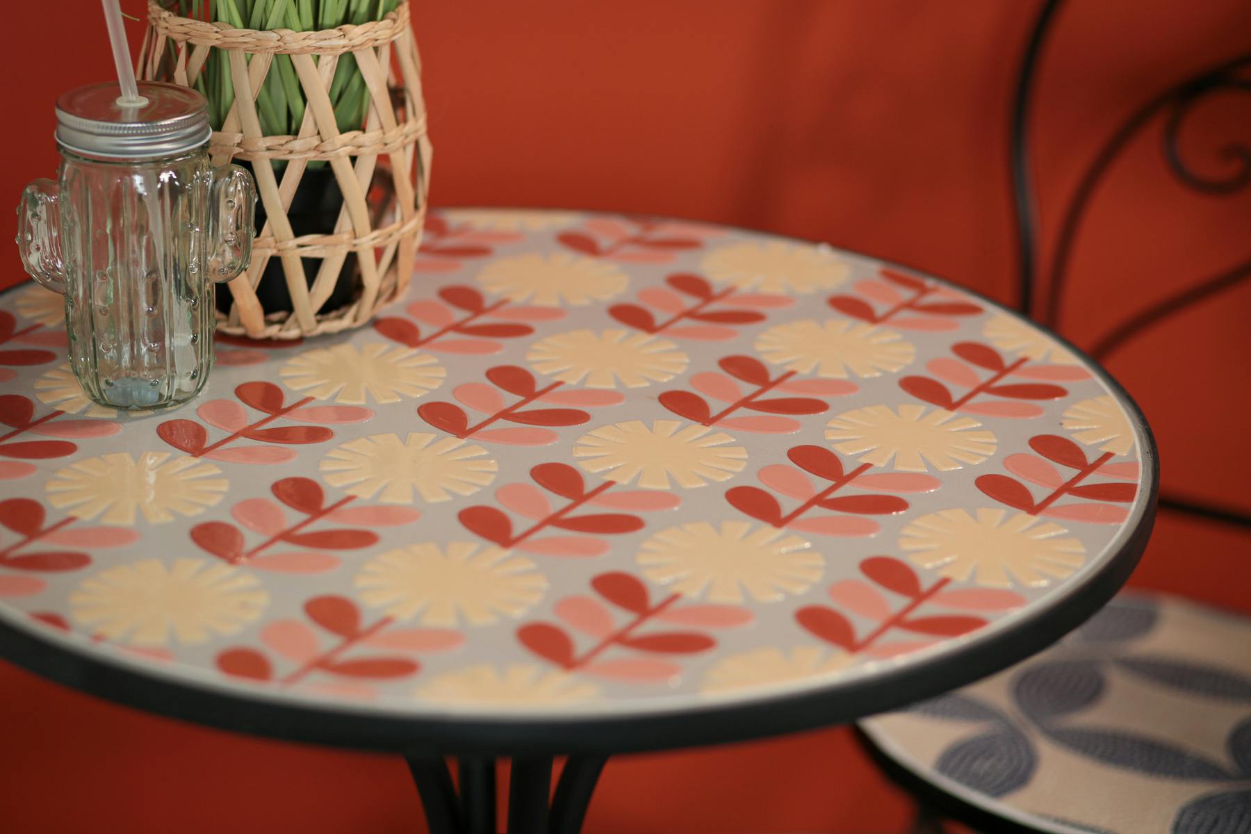 Petite table de jardin motif 70s D. 61 cm GRENADE | Tables à manger de ...