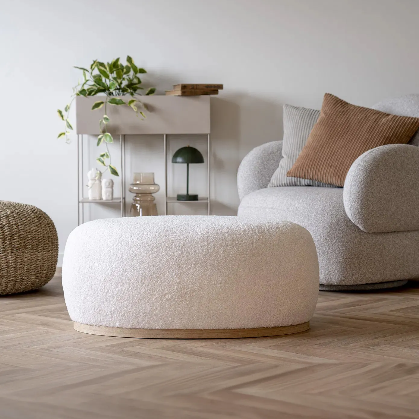 Pouf blanc forme organique sur base en bois BRUGES | Poufs | Pier Import