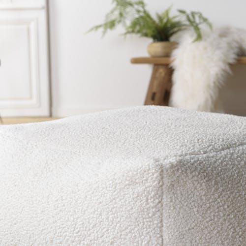 Pouf de salon carré blanc tissu bouclettes TIM | Poufs | Pier Import