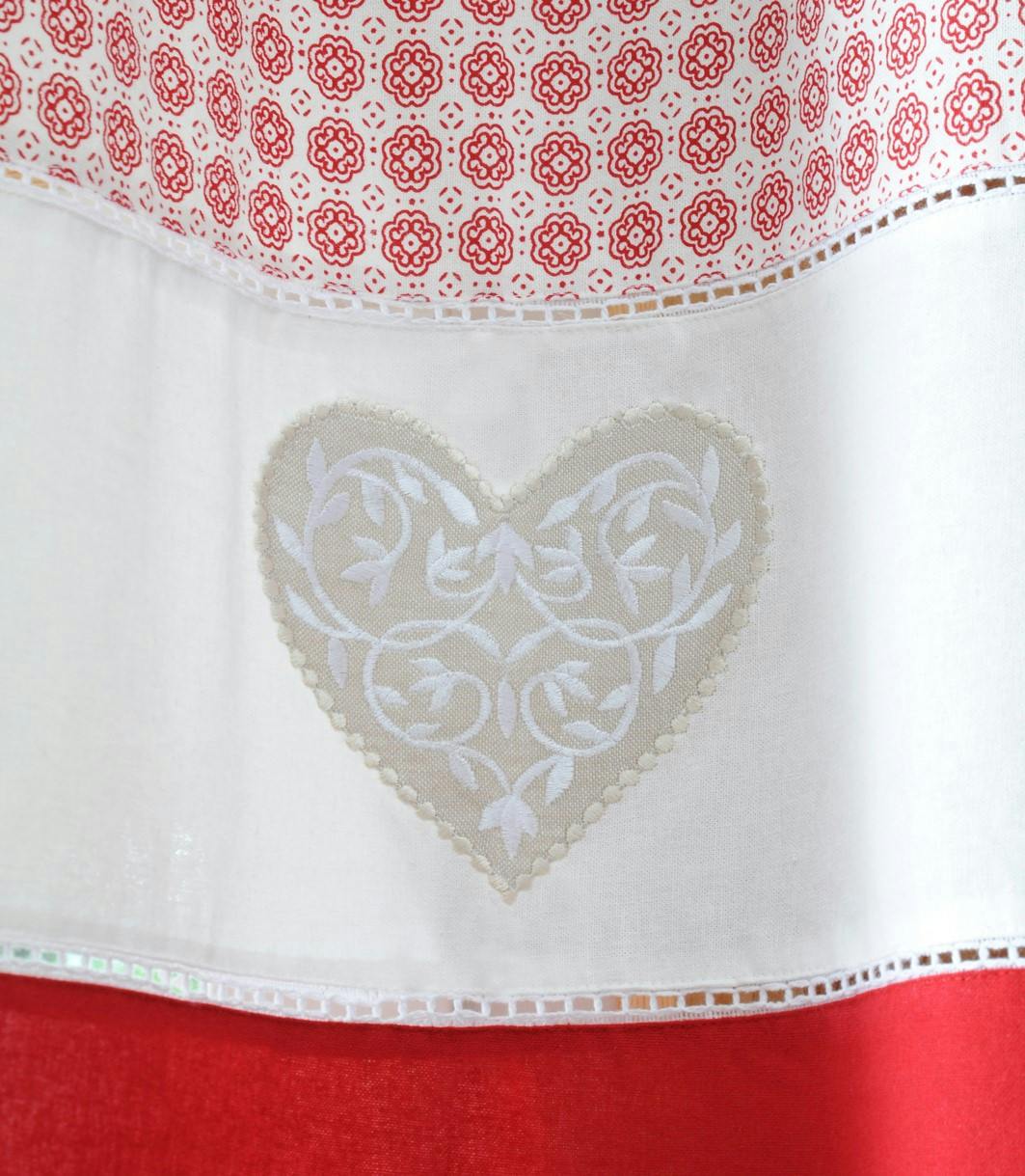 Rideau romantique rouge décor façon carreaux de ciment et coeur brodé ...
