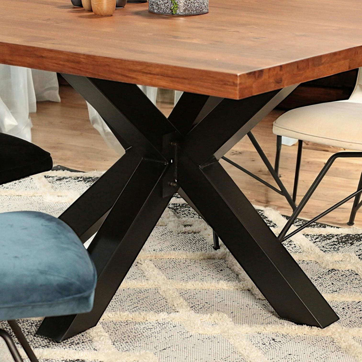 Table à manger carrée chêne métal pied croisé 130 cm OKA | Tables à ...