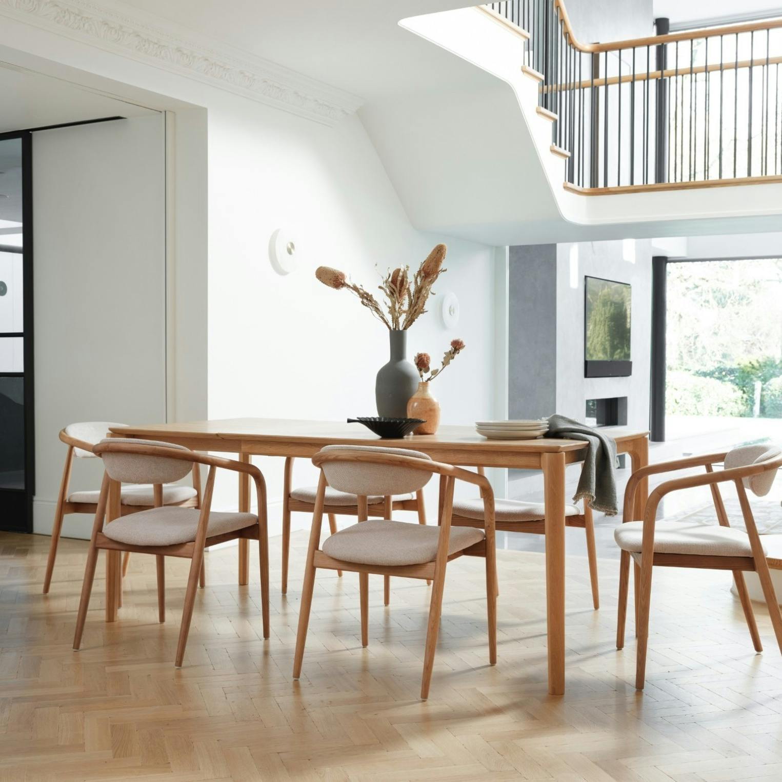 Table à manger moderne en chêne clair avec rallonge intégrée 135-190 cm ...