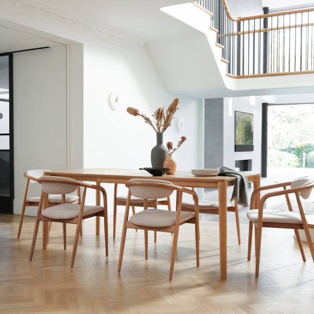 Table à manger moderne en chêne clair avec rallonge intégrée 135-190 cm DERBY | Tables à manger ...