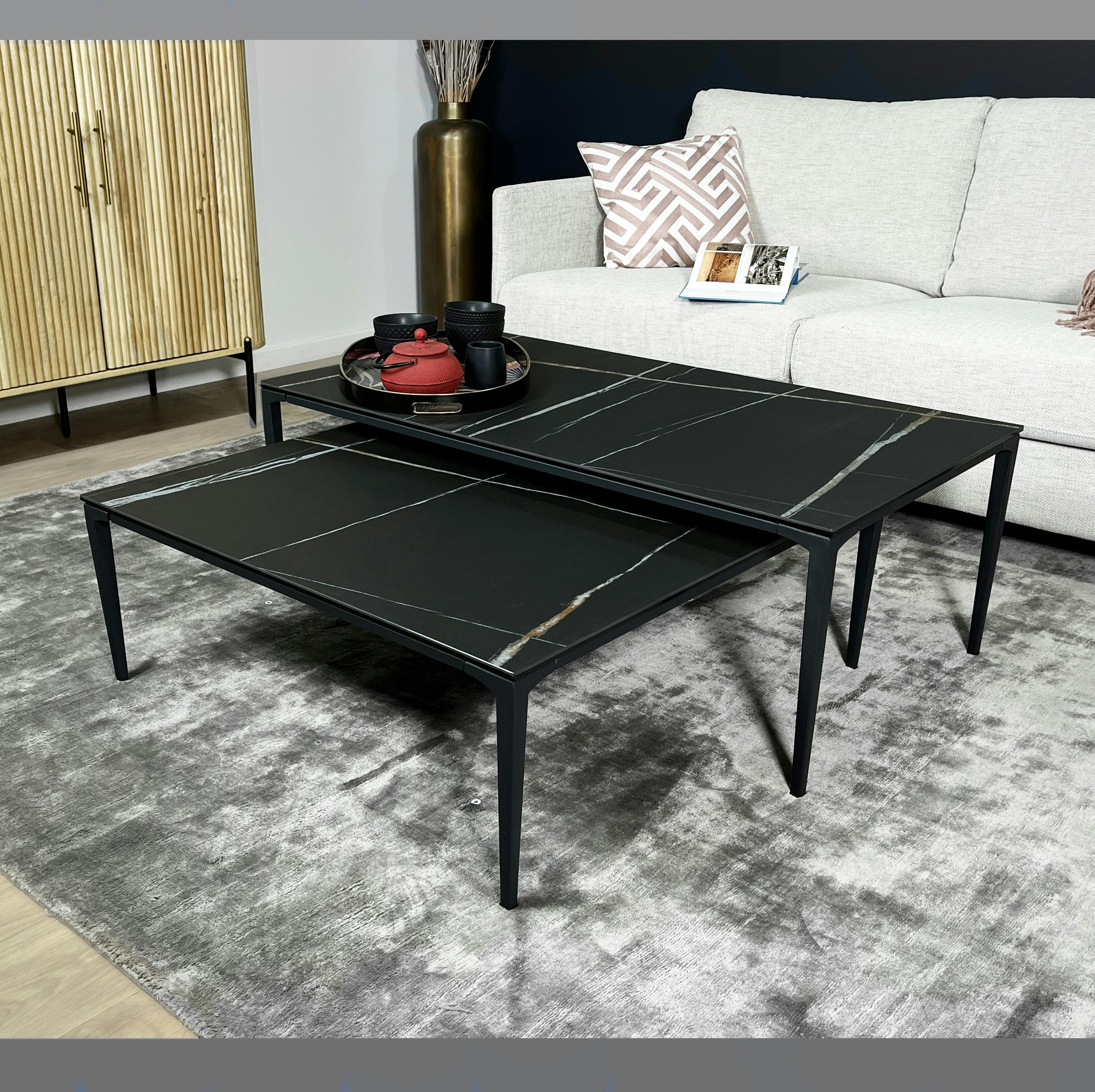 Table basse gigogne en céramique noire marbrée (lot de 2) LOMBARDIE ...