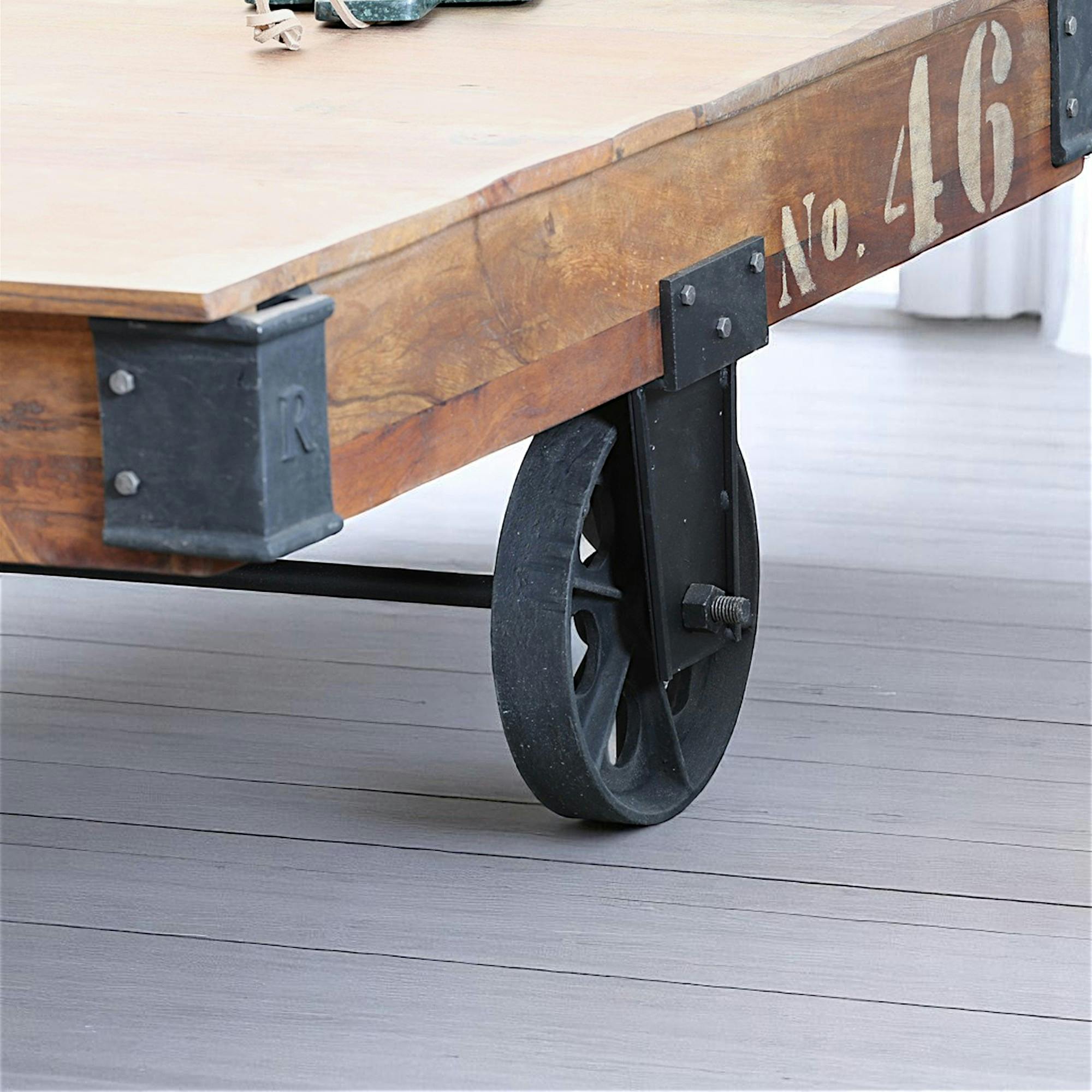Table basse industrielle vintage bois recyclé roues LEEDS | Tables ...