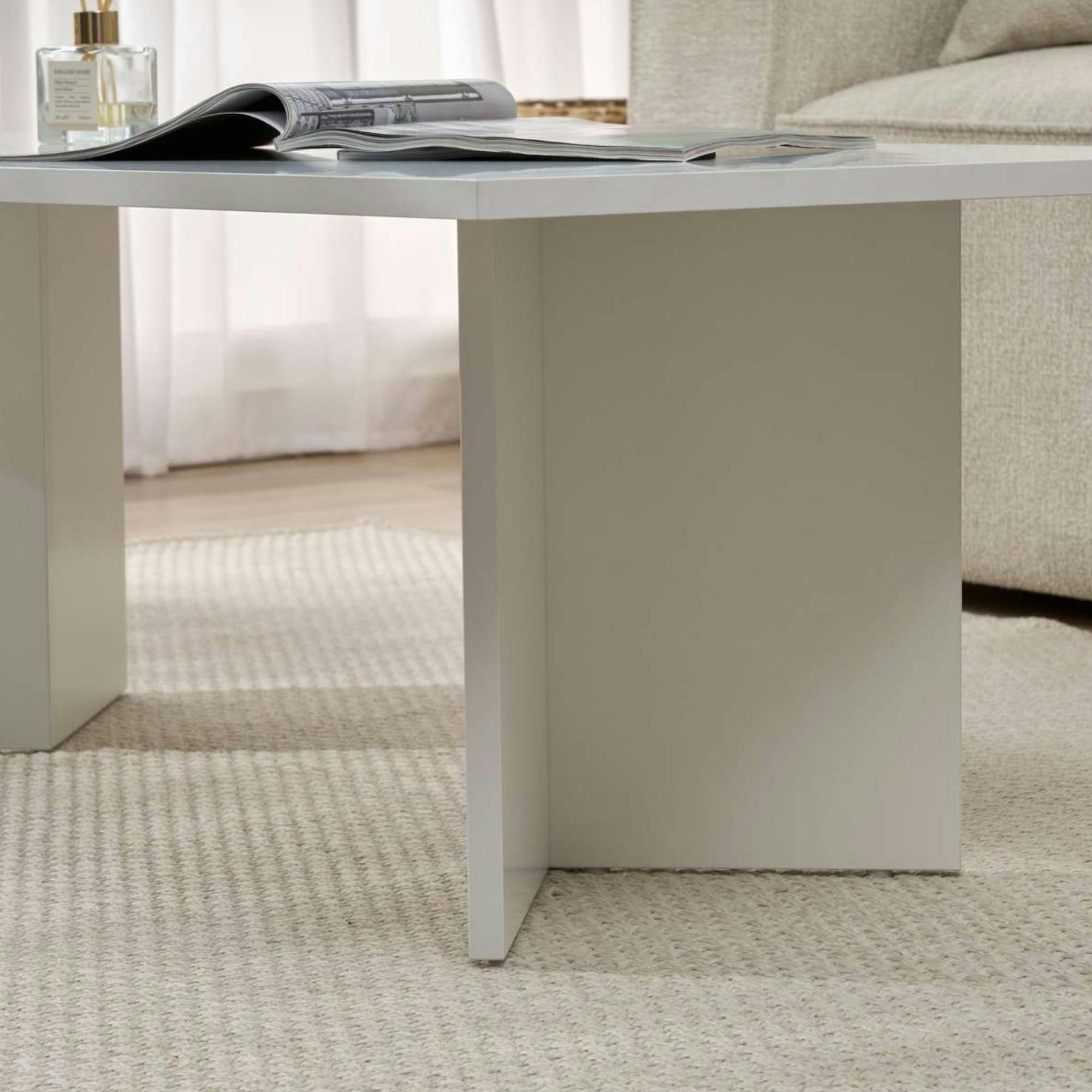 Table basse moderne blanche effet laque - pieds en V MARFA | Tables ...