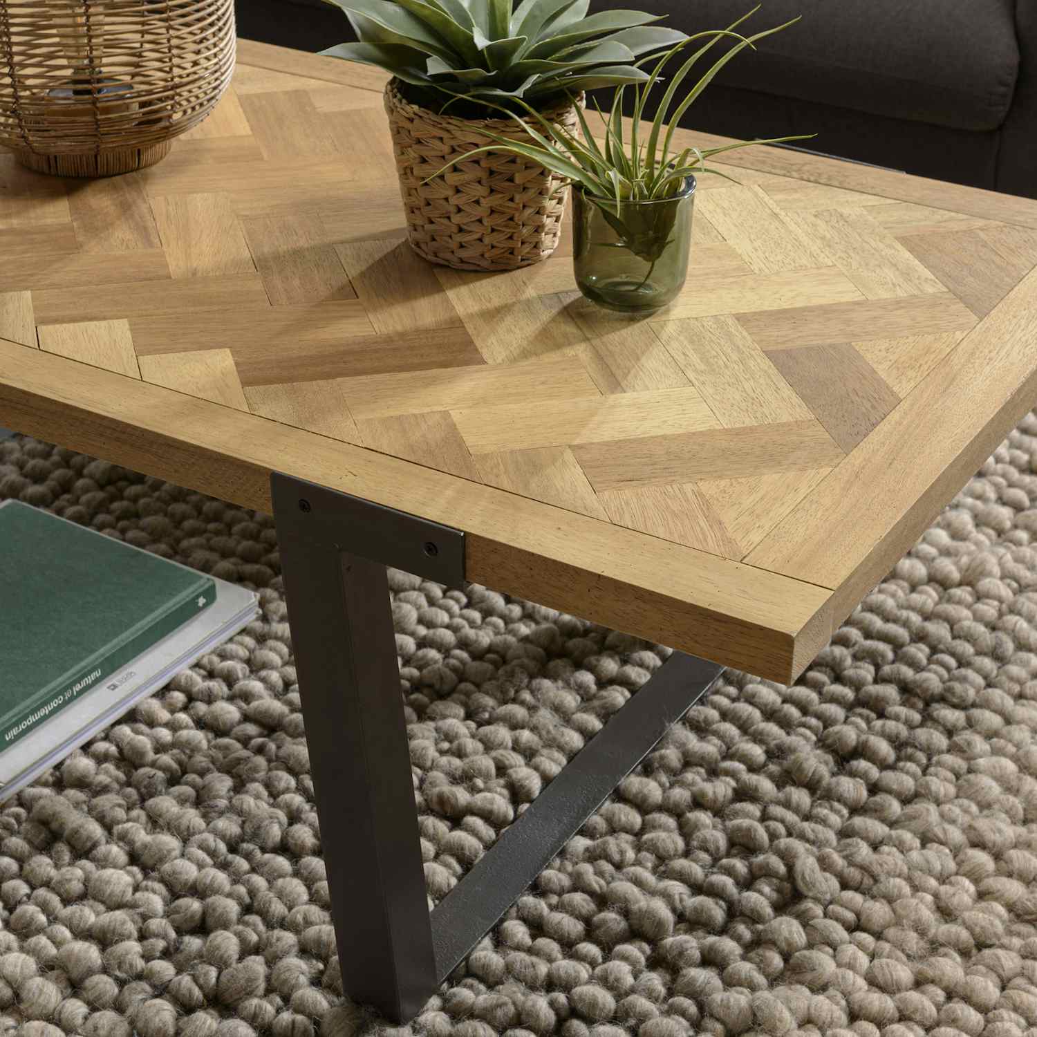 Table basse plateau chevrons en bois bois VULCAN | Tables basses | Pier ...
