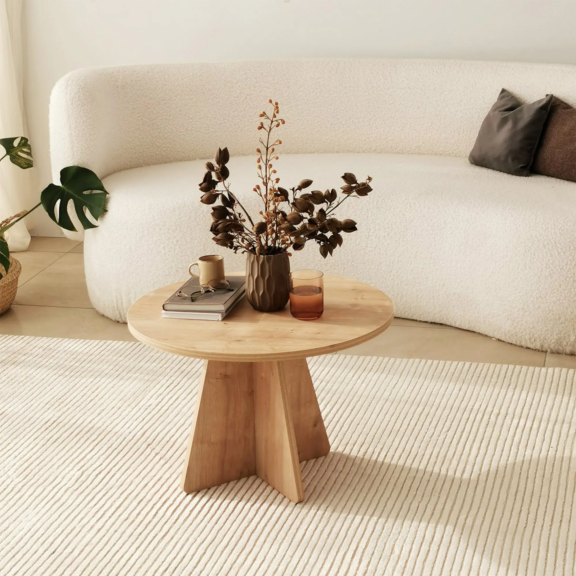 Table basse ronde effet bois clair & pieds trapèze MARFA | Tables ...