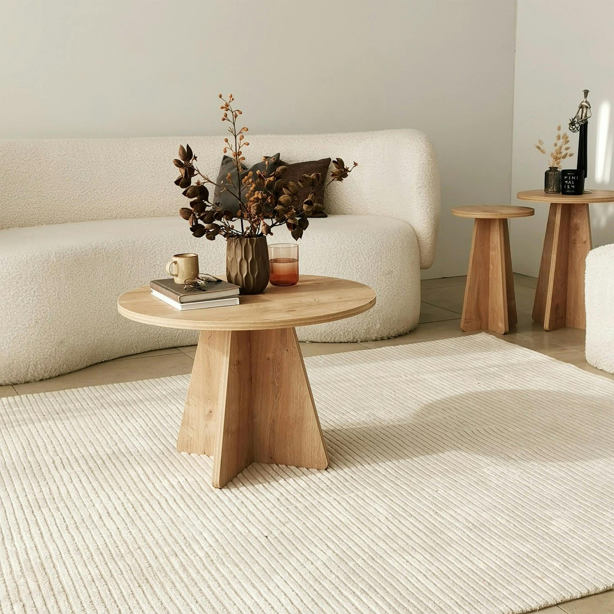 Table basse ronde effet bois clair & pieds trapèze MARFA | Tables ...