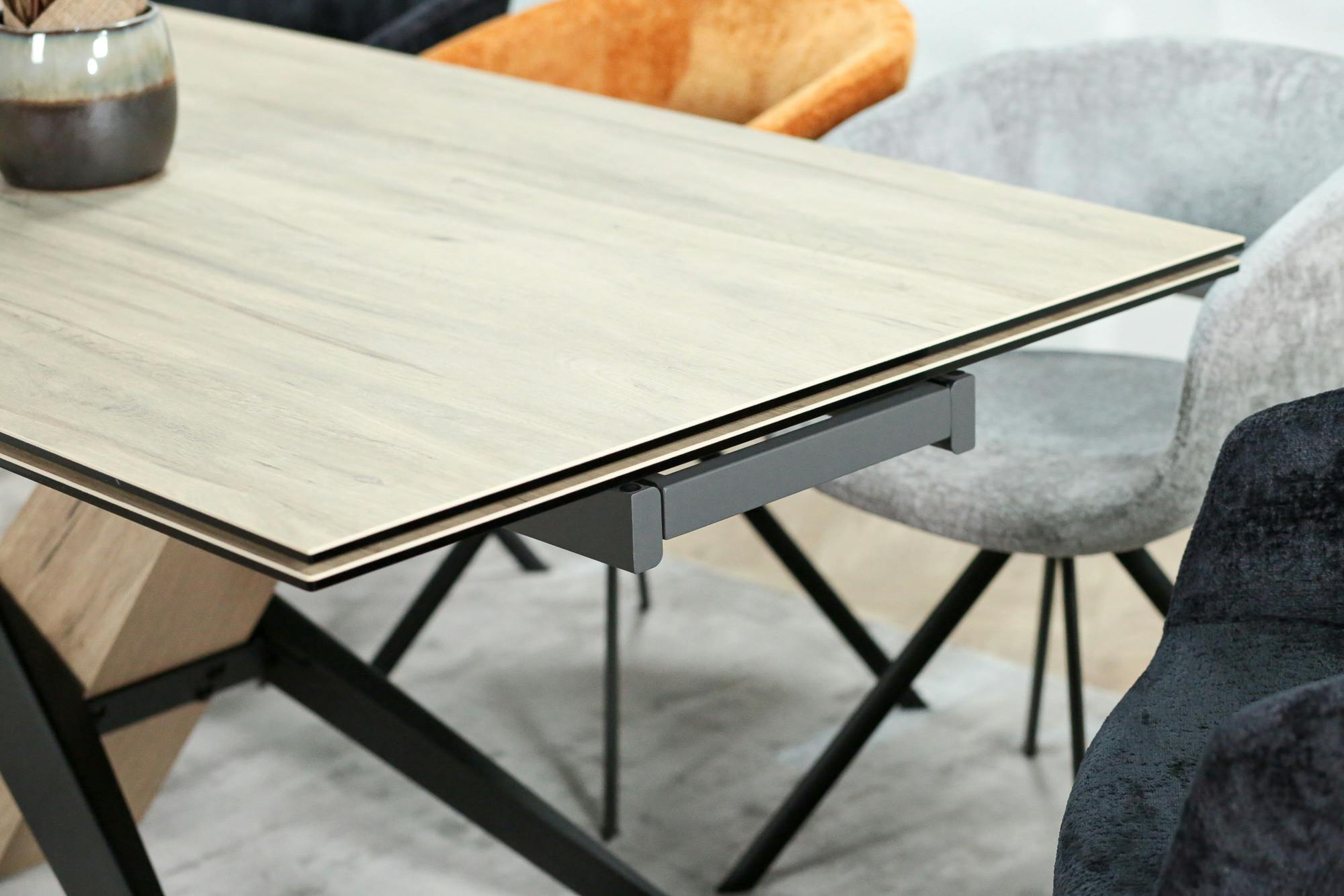 Table en céramique extensible effet bois pied oblique 180-280 LOMBARDIE ...